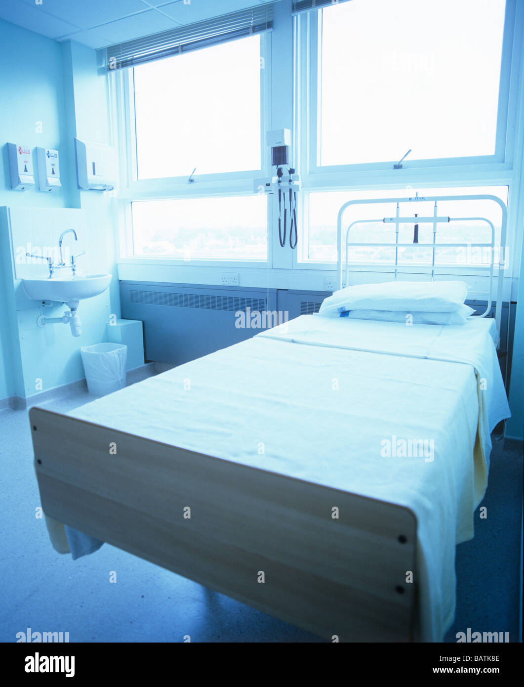 Empty hospital bed Stock Photo - Alamy