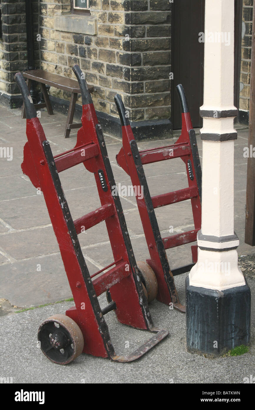 Luggage carts hi-res stock photography and images - Alamy
