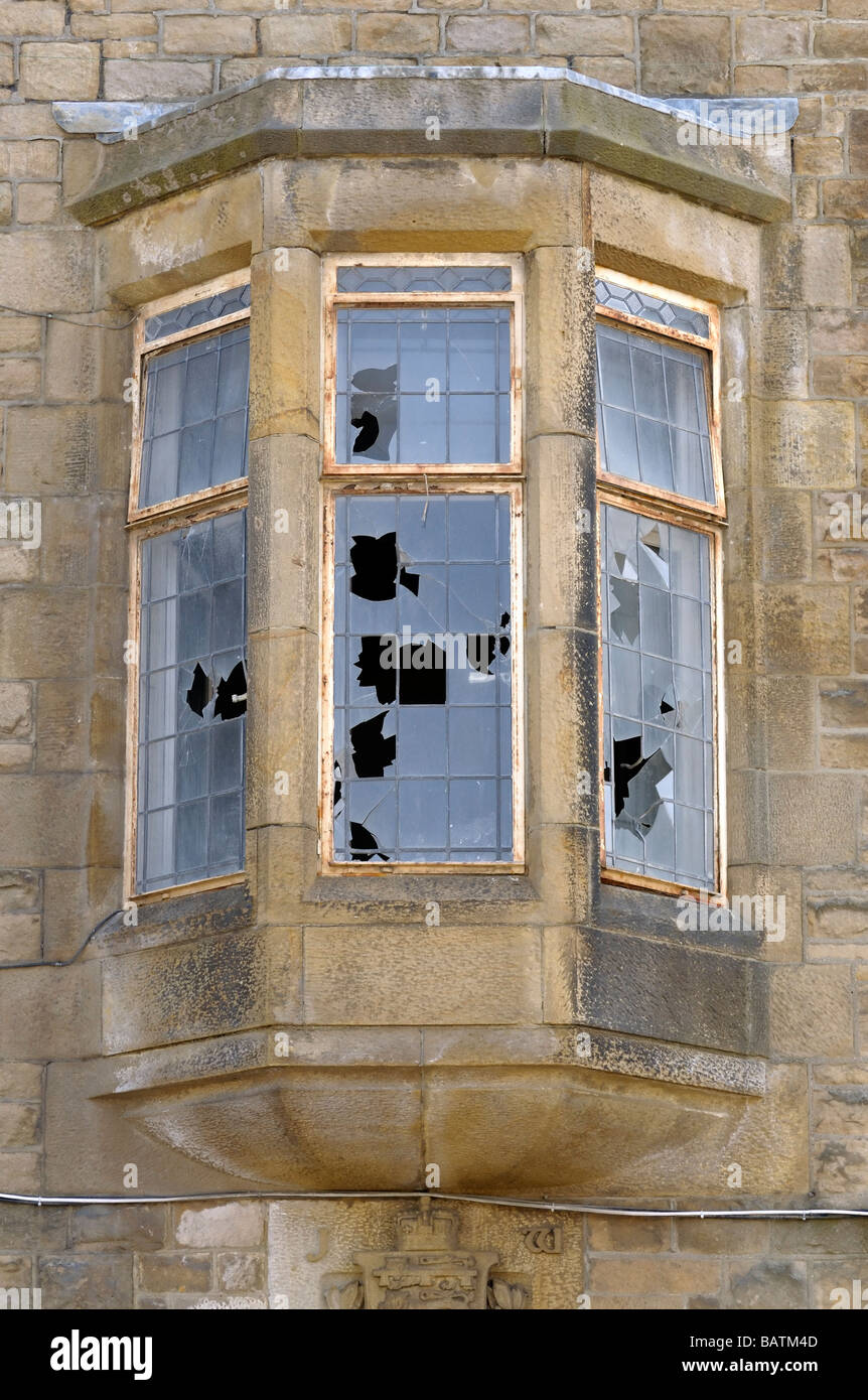 Old stone bay window with broken leaded window panes Stock Photo - Alamy Old stone bay window with broken leaded window panes Stock Photo - Alamy