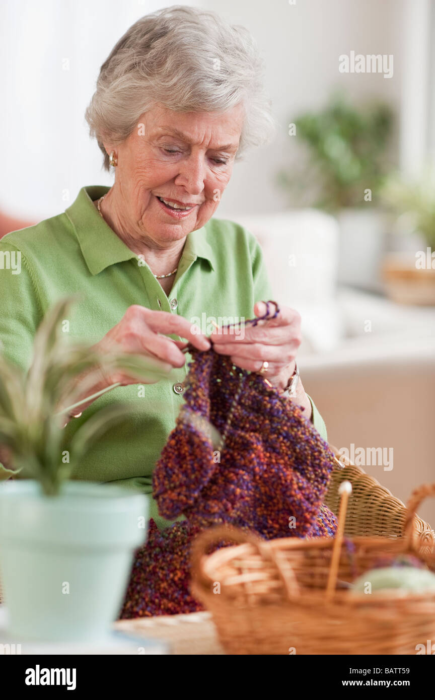 Senior woman knitting Stock Photo - Alamy