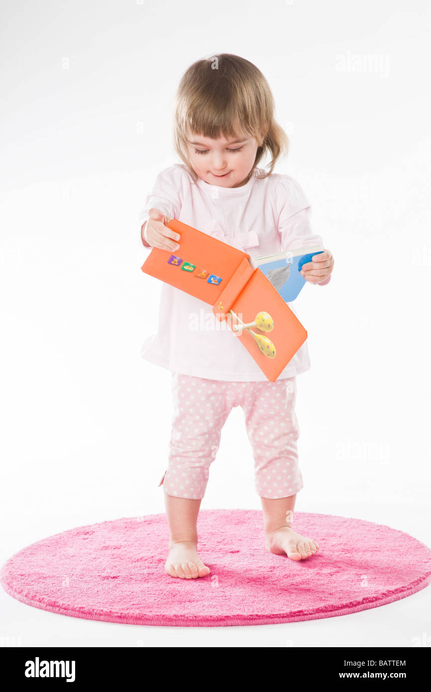 small girl reading book Stock Photo - Alamy