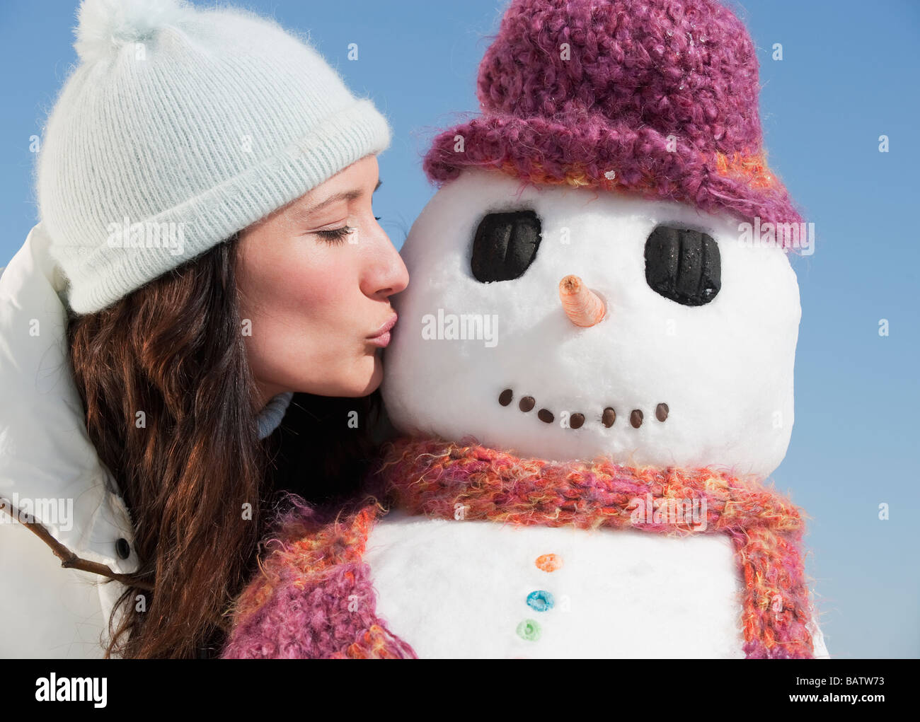 Snowman and snow woman kissing hi-res stock photography and images - Alamy