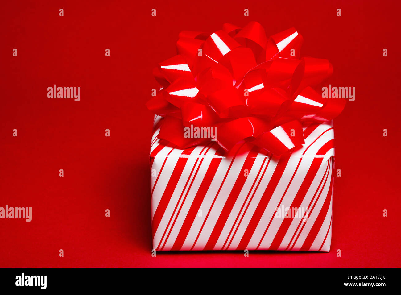 Red gift box Stock Photo - Alamy