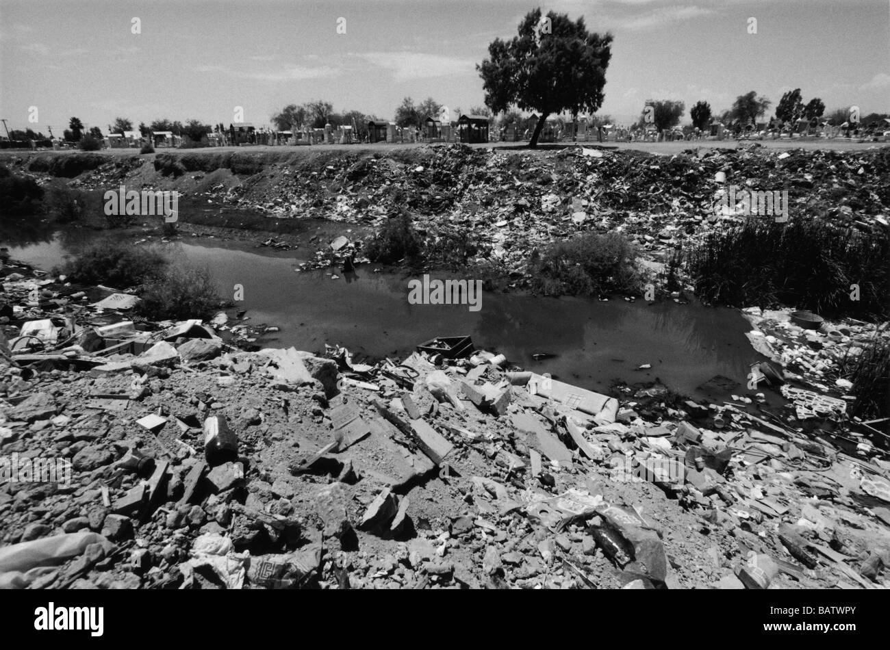 The New River US Mexico border Mexicali Mexico Rubbish tips line the ...