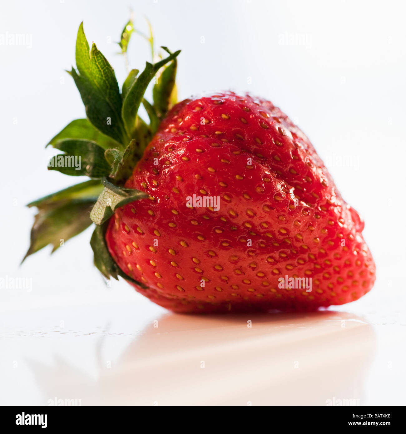Single strawberry hi-res stock photography and images - Alamy