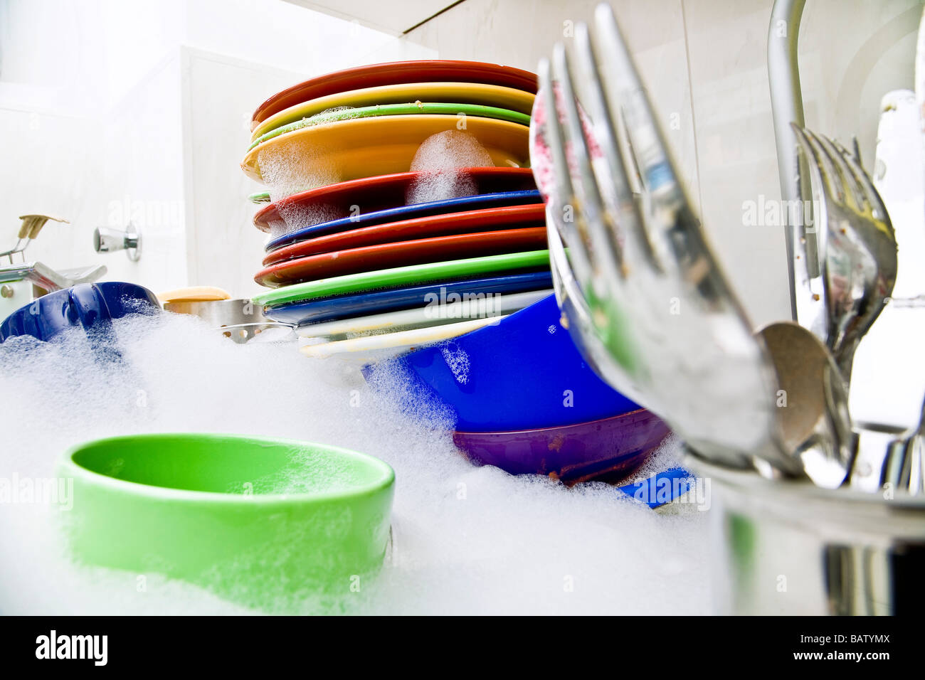 washing-up in kitchen sink Stock Photo - Alamy