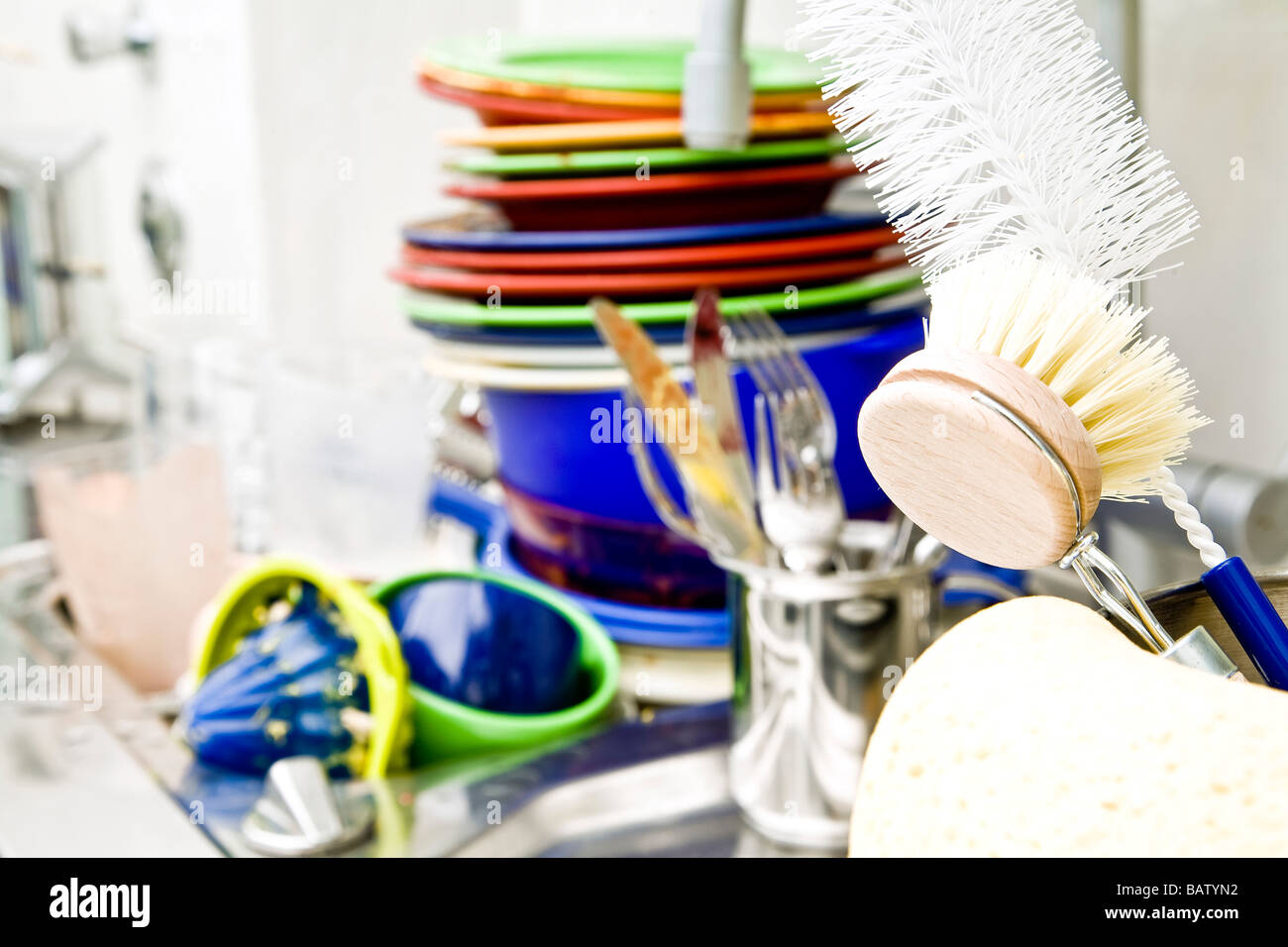 washing-up in kitchen sink Stock Photo - Alamy