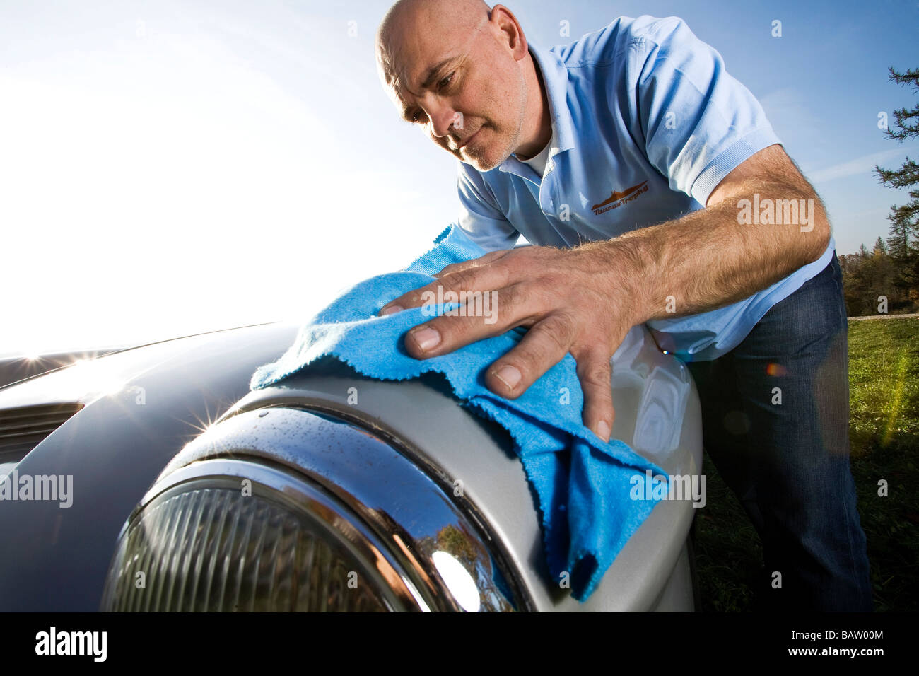 man polishing his classic car with cloth Stock Photo - Alamy