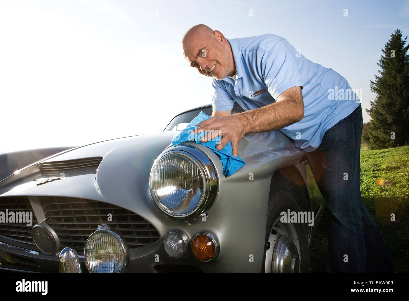 man polishing his classic car with cloth Stock Photo - Alamy
