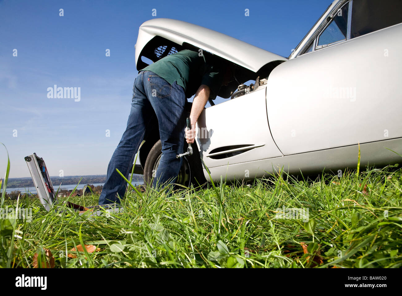 Fixing classic car hi-res stock photography and images - Alamy