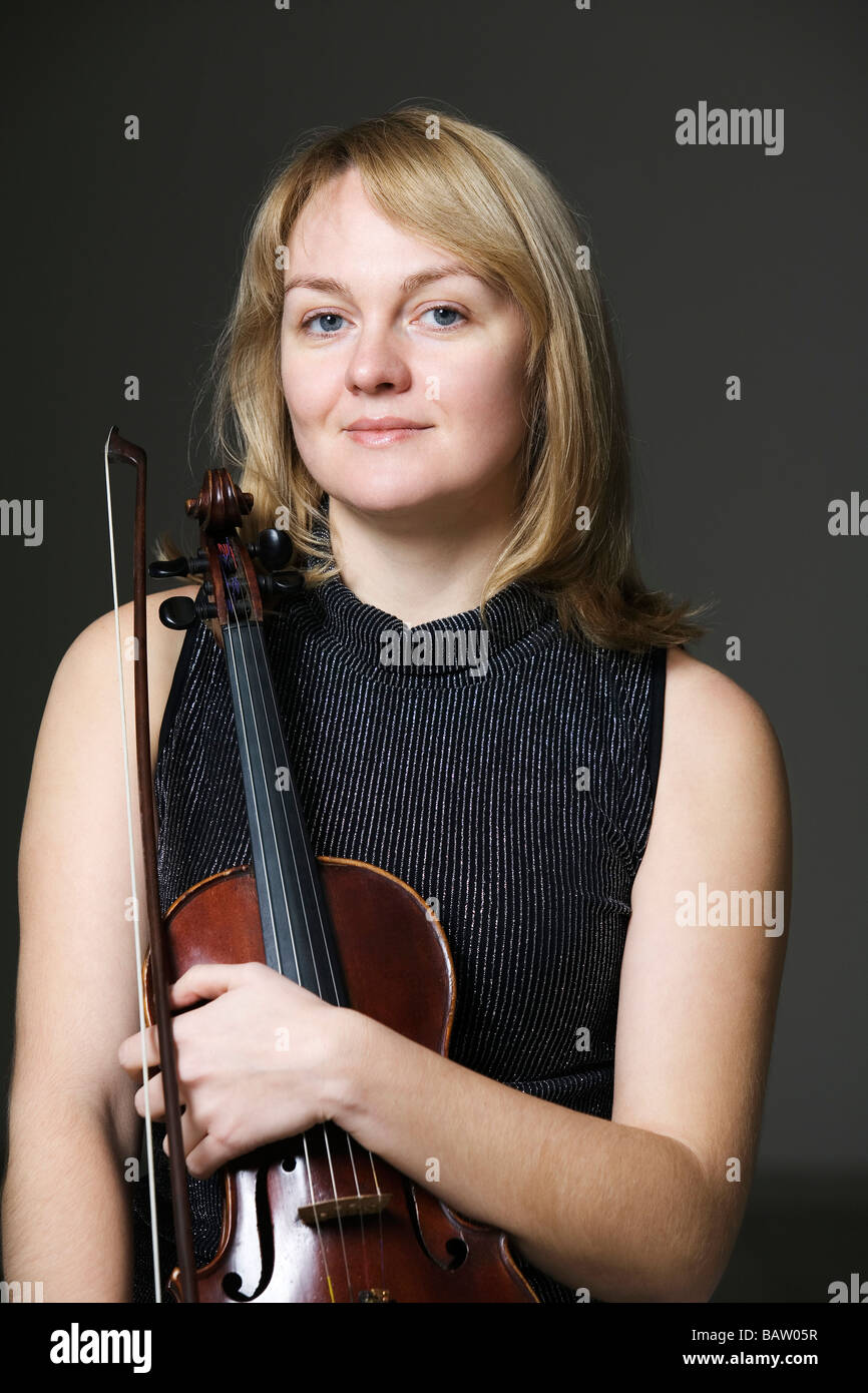 portrait of female violinist Stock Photo - Alamy