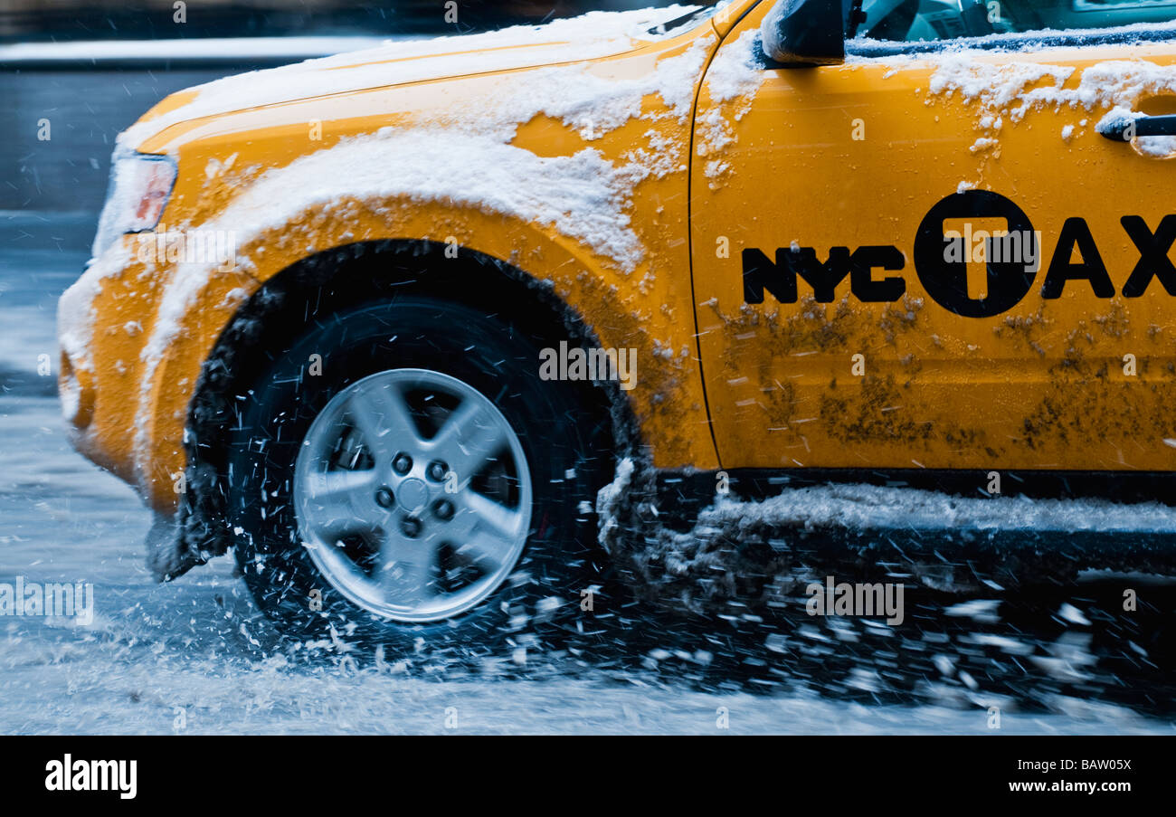 New york taxi side view hi-res stock photography and images - Alamy