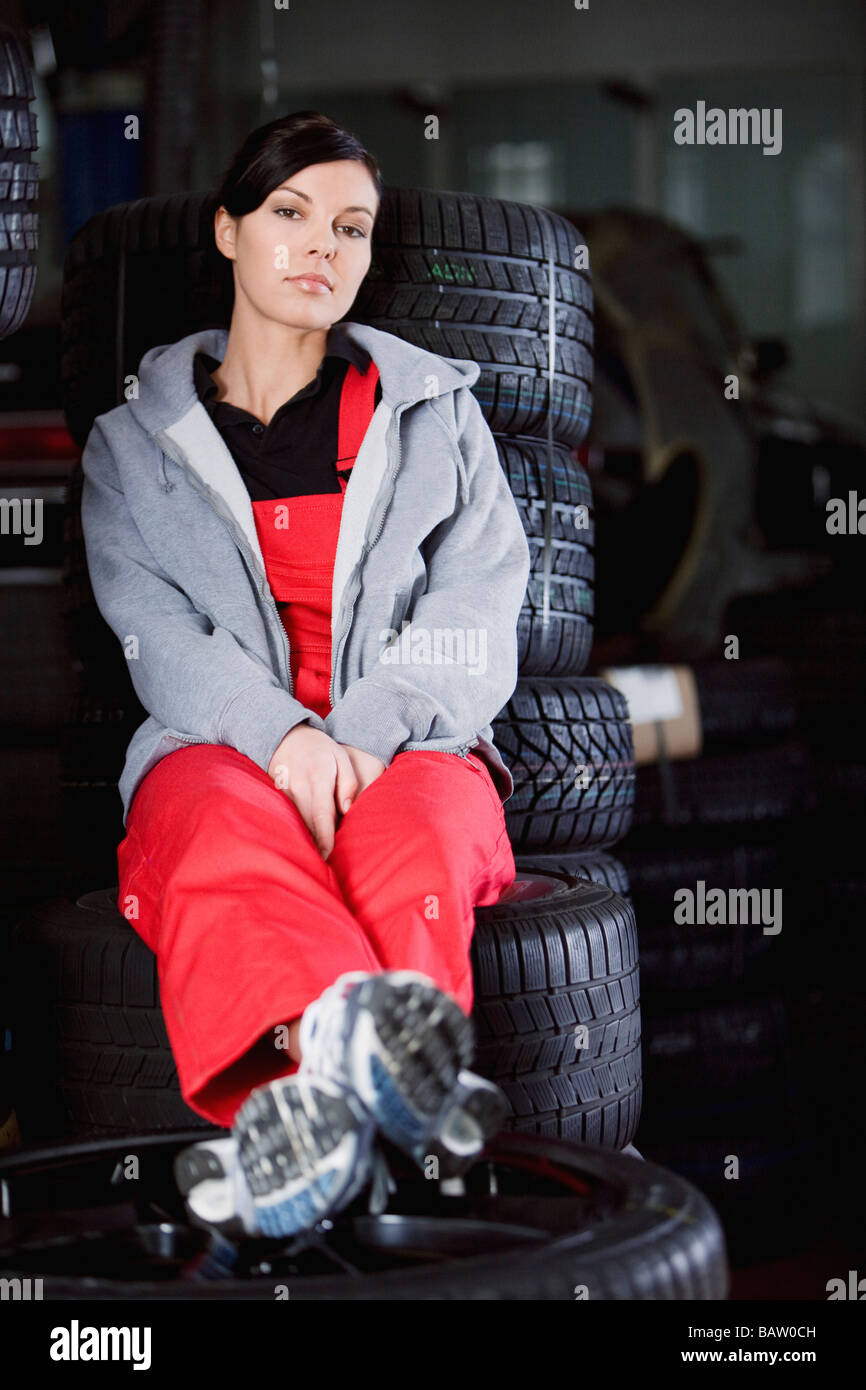 full body portrait of female mechanic in garage Stock Photo - Alamy