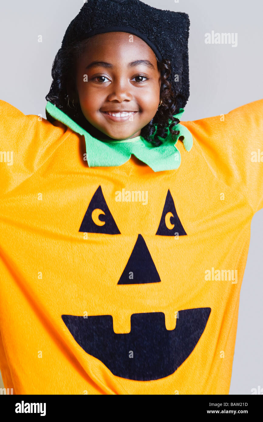 Girl wearing pumpkin costume hi-res stock photography and images - Alamy