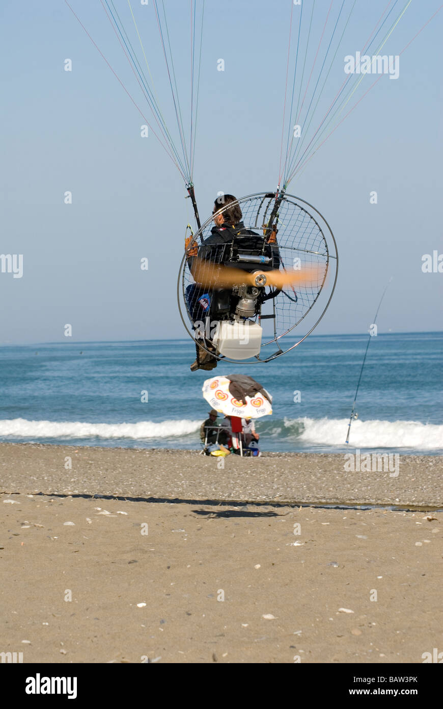 Motor powered Para glider flying low over beach Stock Photo - Alamy