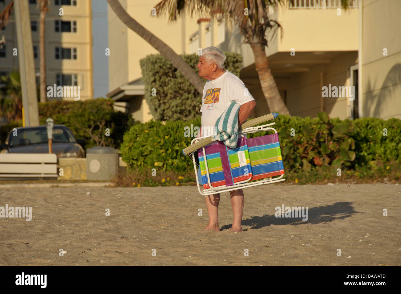 Senior citizen arriving at the beach in Florida Stock Photo - Alamy