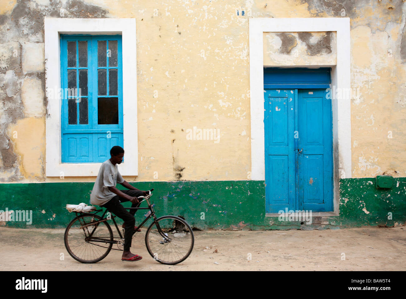 Man crumbling hi-res stock photography and images - Alamy