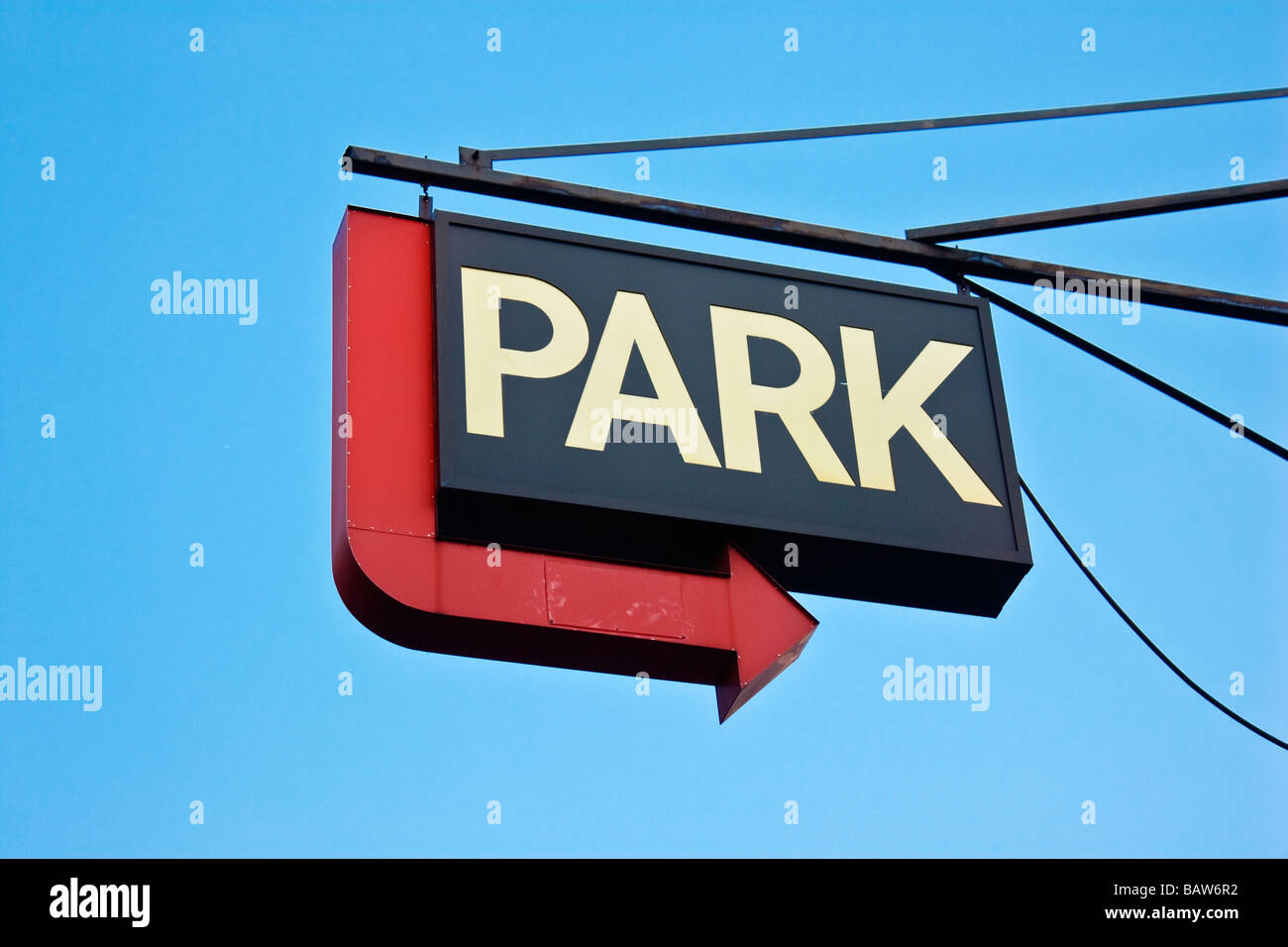 Parking sign with red arrow Stock Photo - Alamy