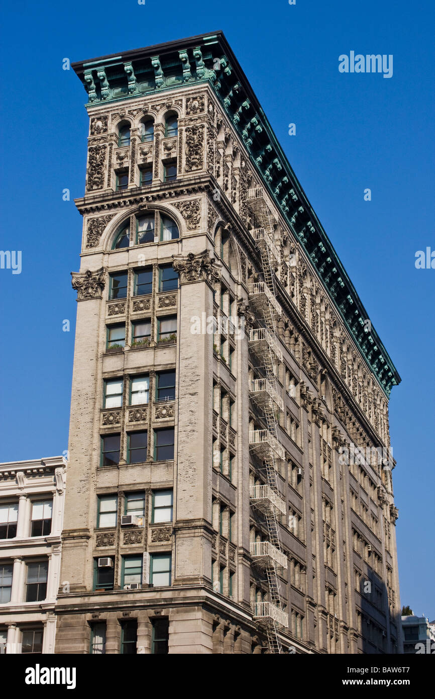 old high riser building on Manhattan Stock Photo - Alamy