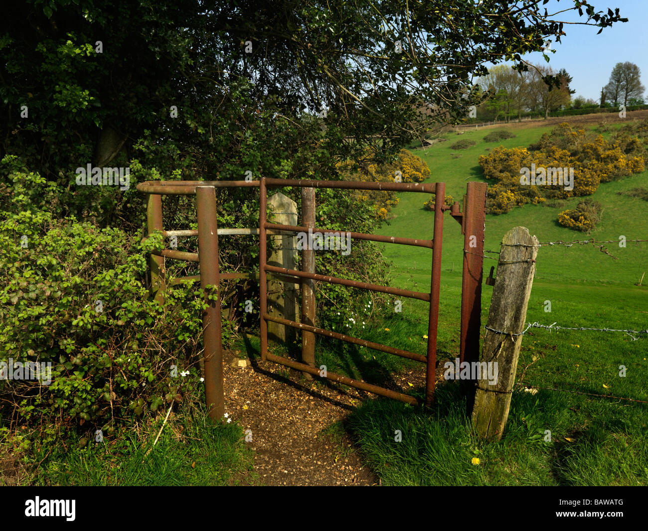 Spring Gate access to public Footpath Wotton Surrey Stock Photo - Alamy