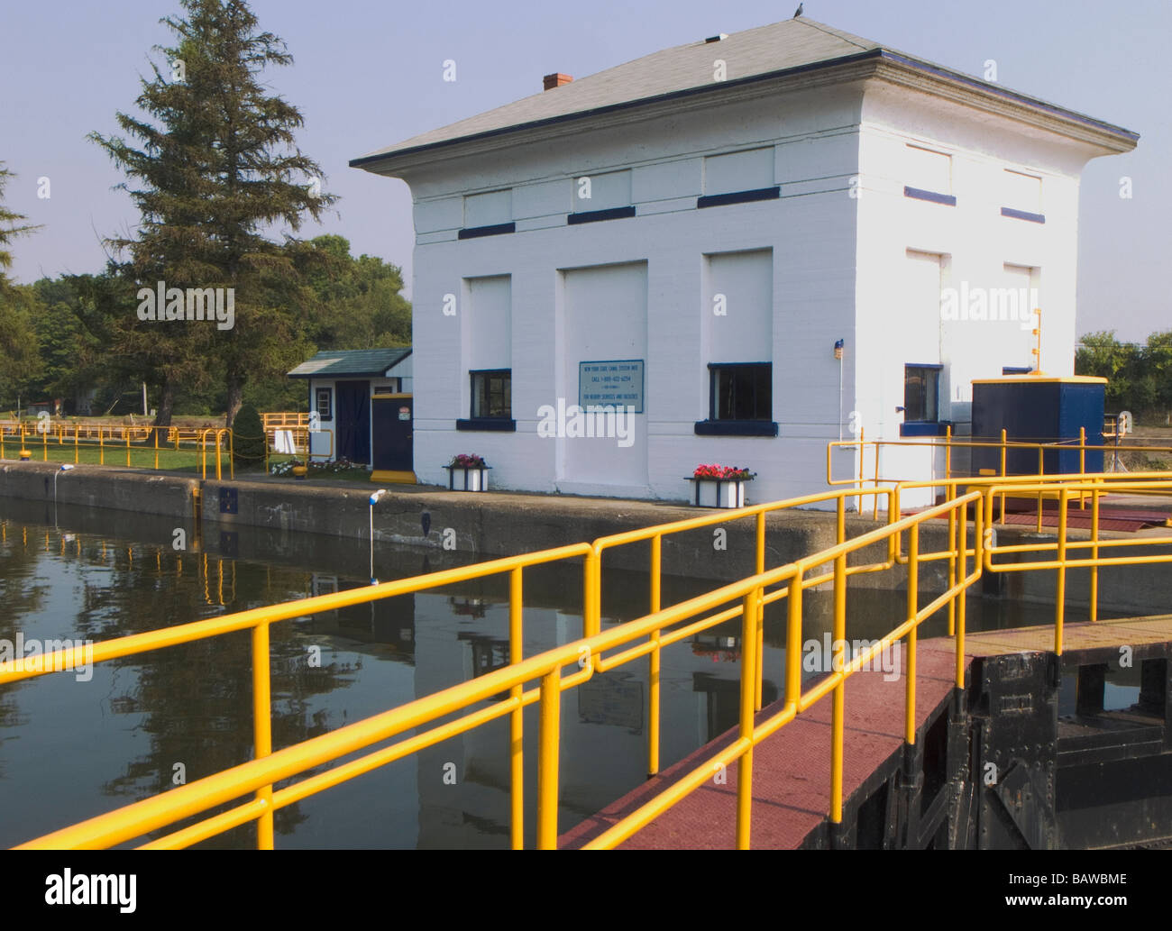 Erie canal lock gate and lock master building Stock Photo - Alamy