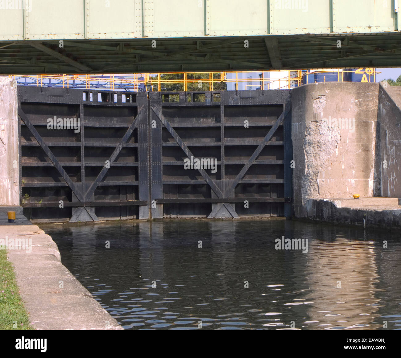 Canal lock closed steel hi-res stock photography and images - Alamy
