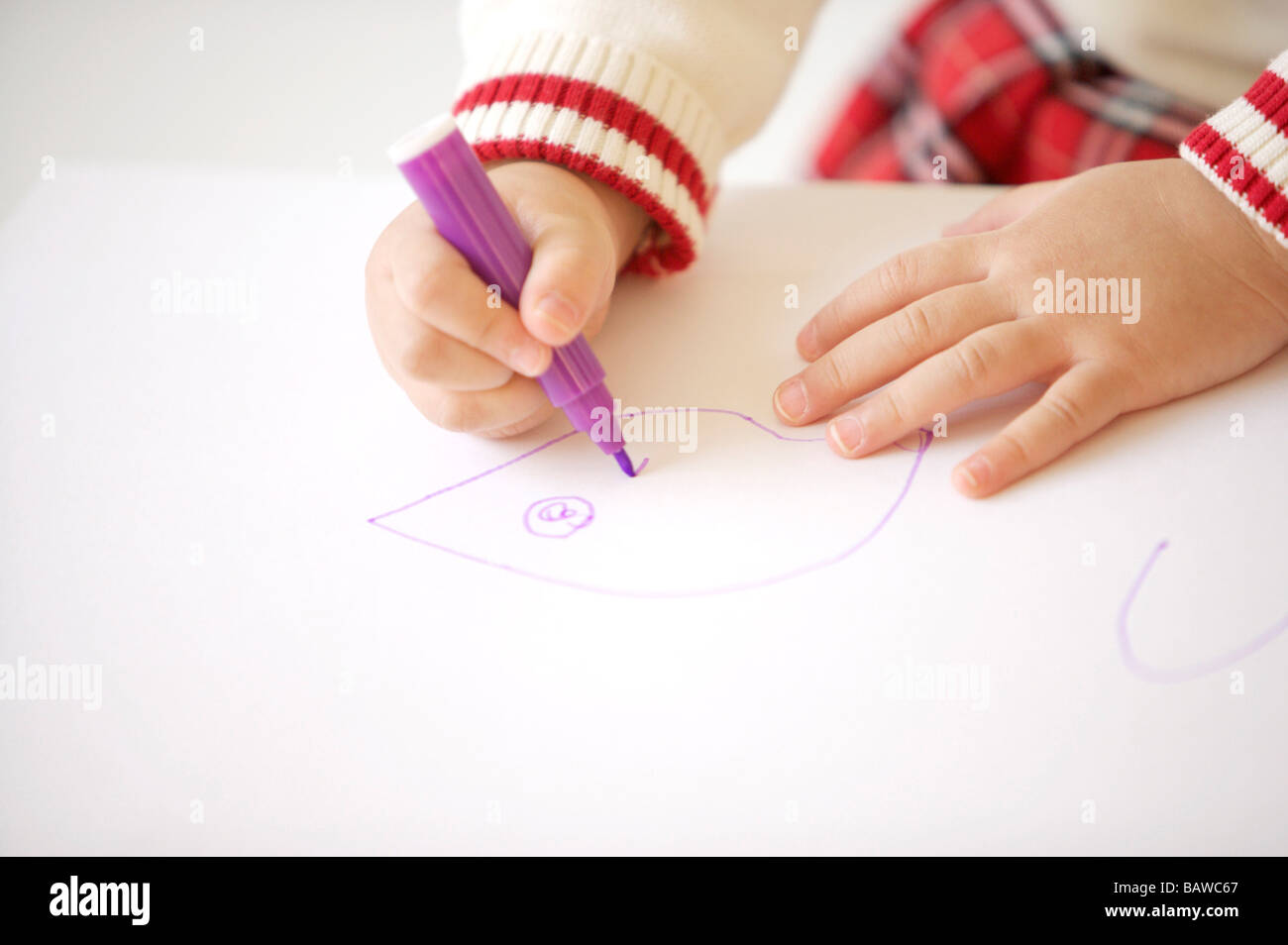 Girl drawing on paper Stock Photo - Alamy