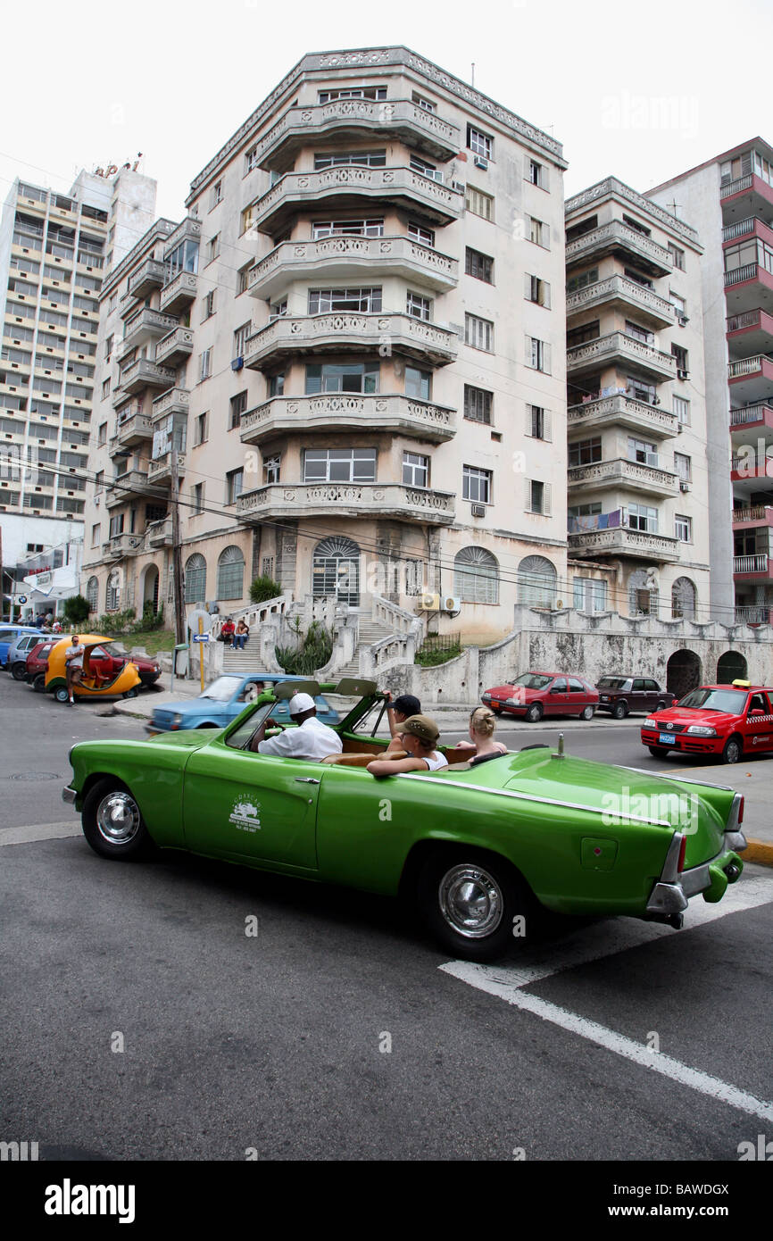 Cuba buildings cars hi-res stock photography and images - Alamy