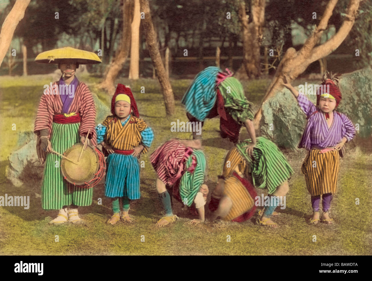 Japanese acrobats hi-res stock photography and images - Alamy