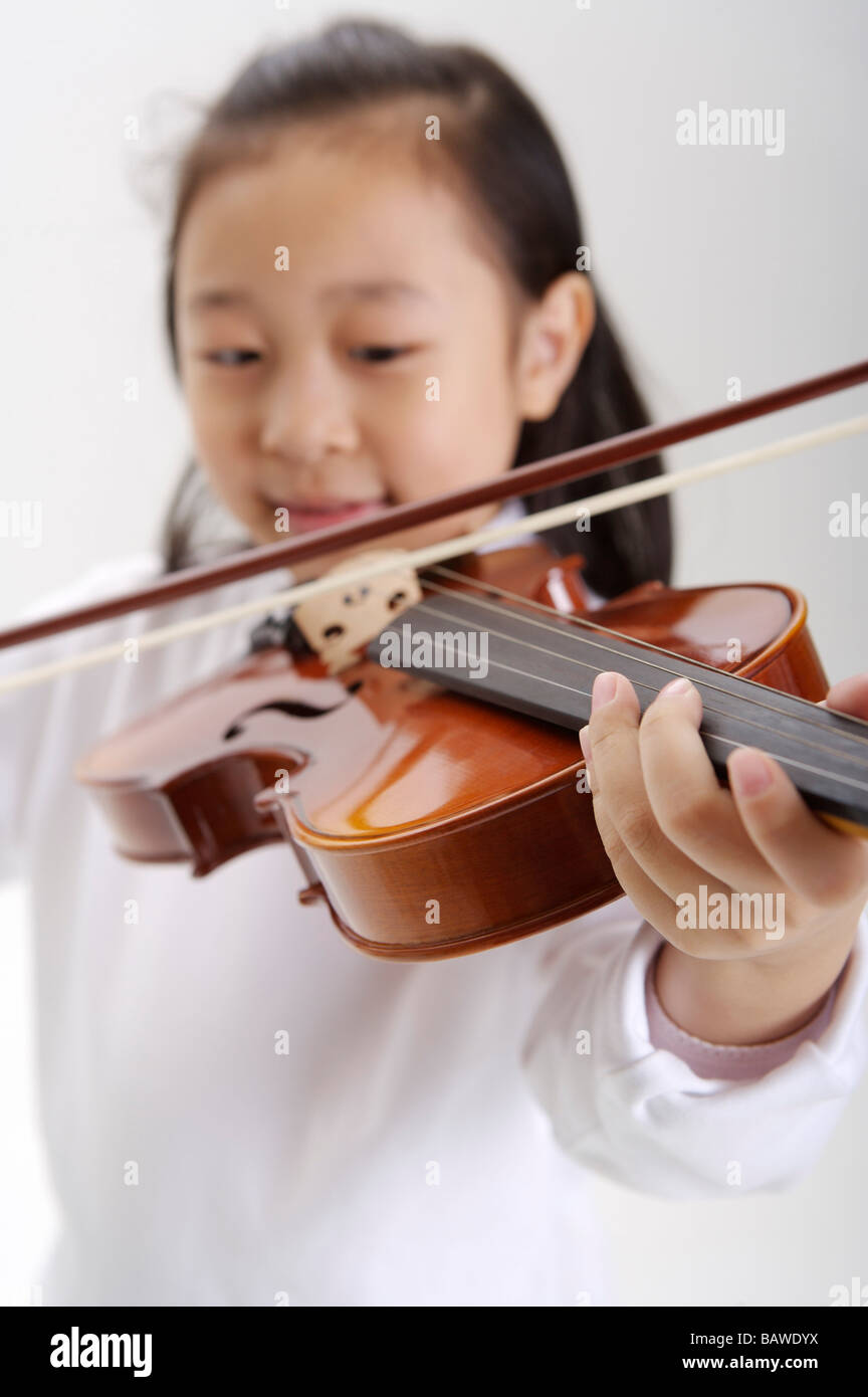 Asian girl child playing violin hi-res stock photography and images - Alamy