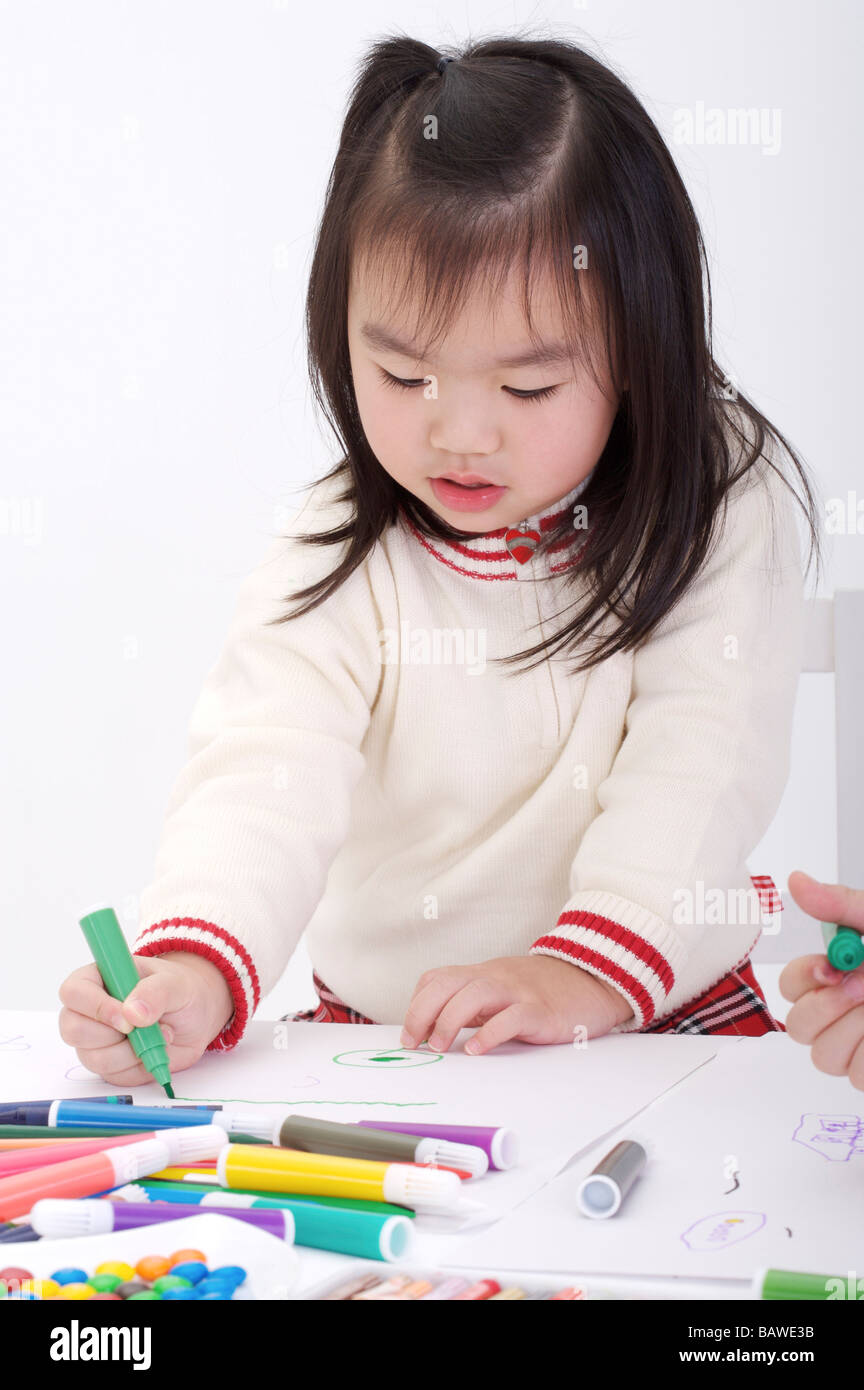 Girl drawing with colored pens Stock Photo - Alamy
