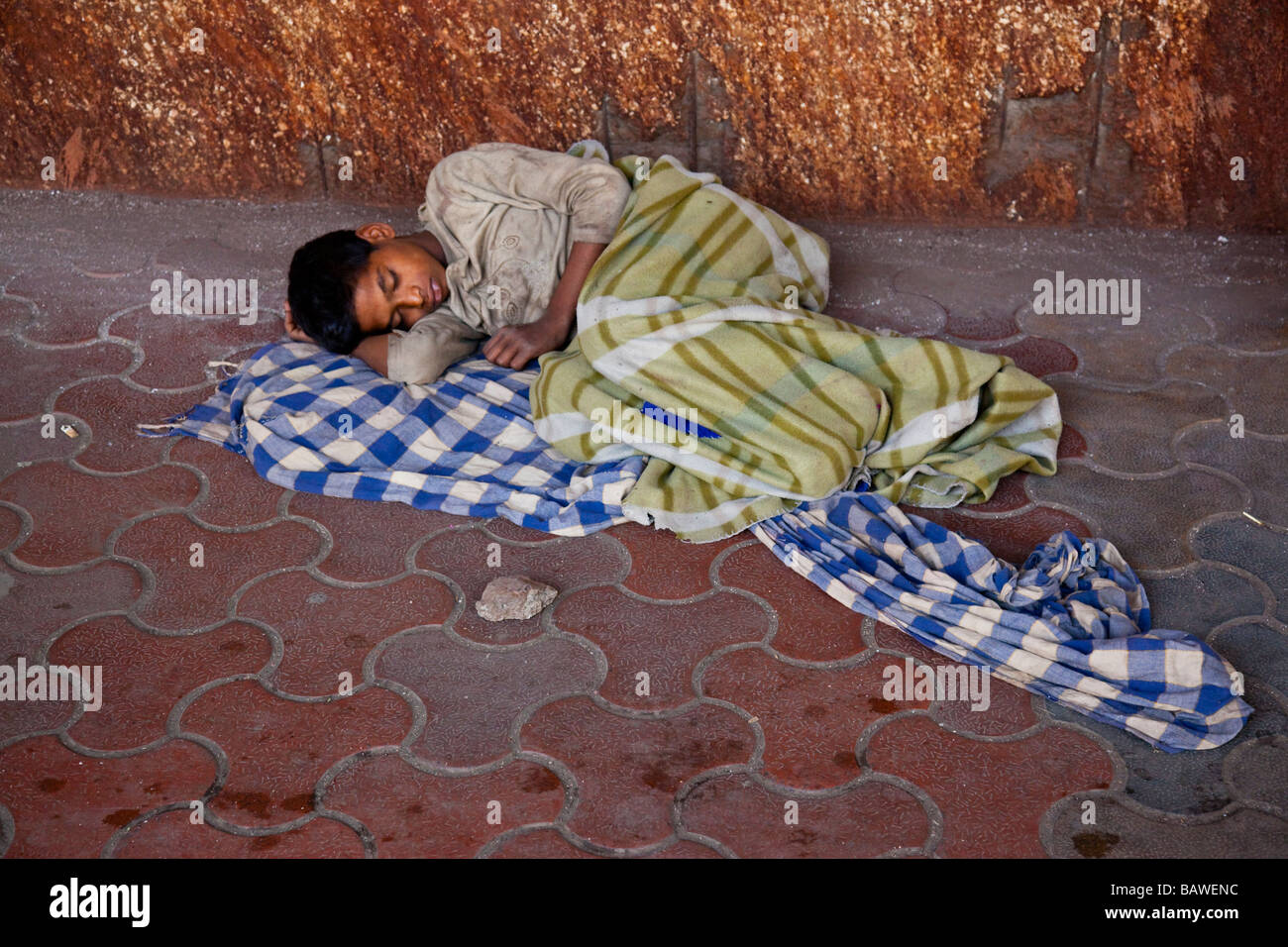 Homeless Boy on the Street in Mumbai India Stock Photo - Alamy