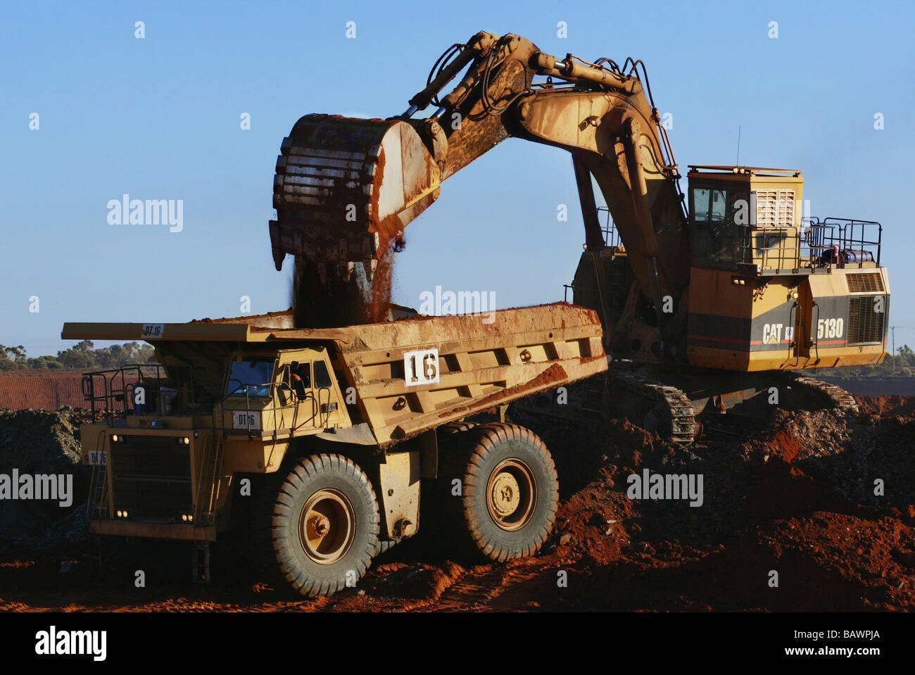 Truck loading at quarry australia hi-res stock photography and images ...