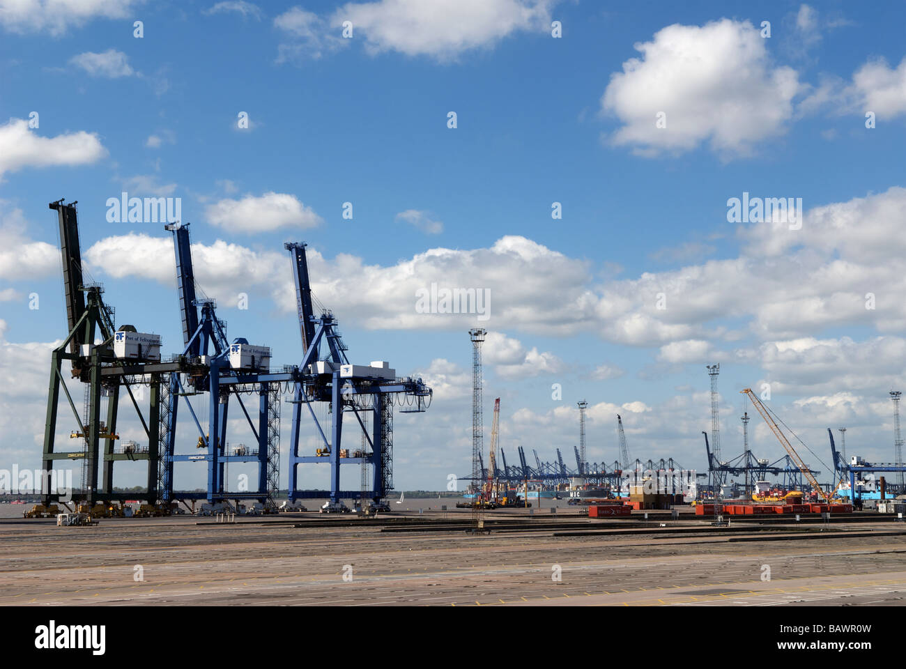 Empty quayside at the Landguard container terminal, Port of Felixstowe ...