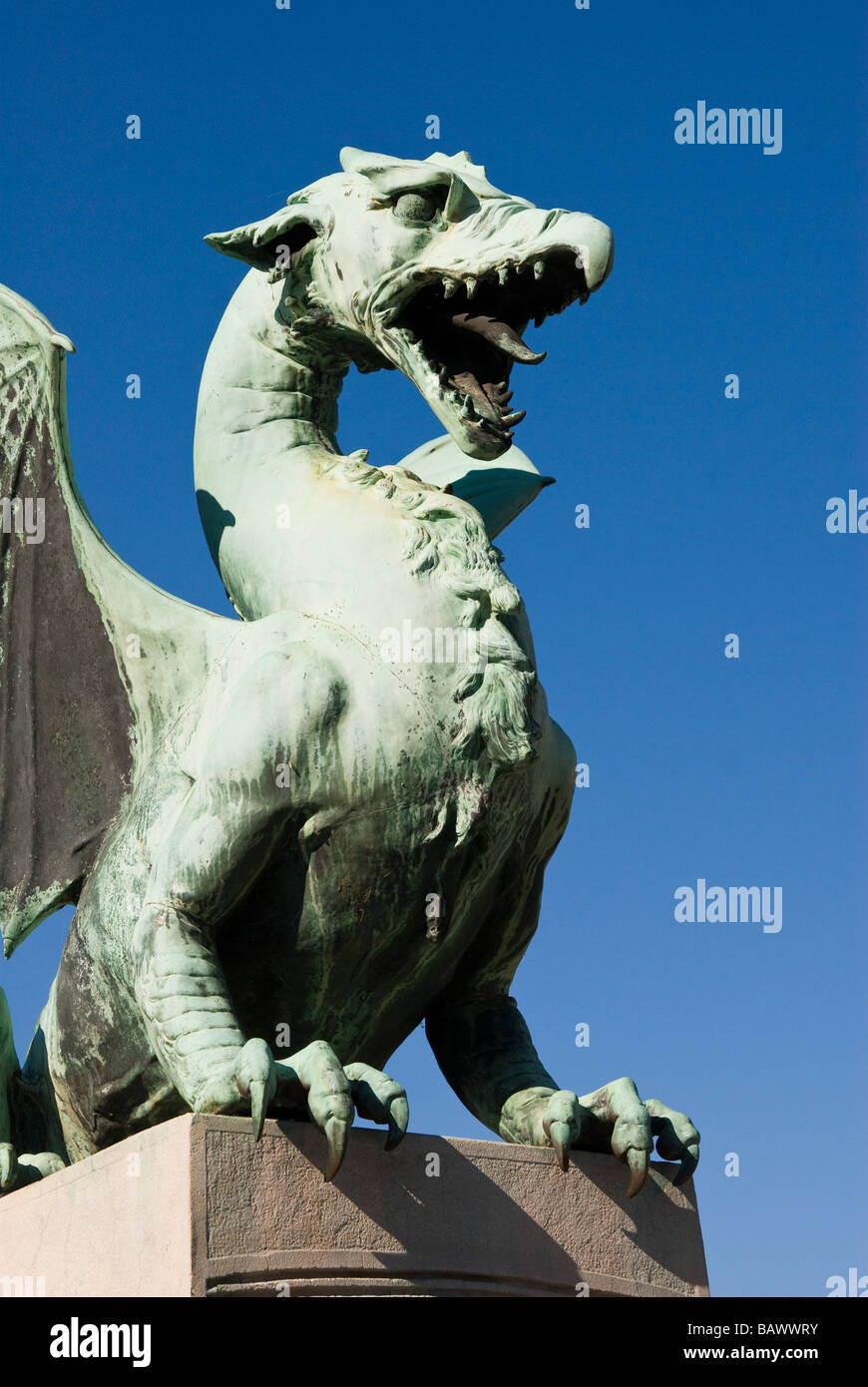 Dragon statue hi-res stock photography and images - Alamy