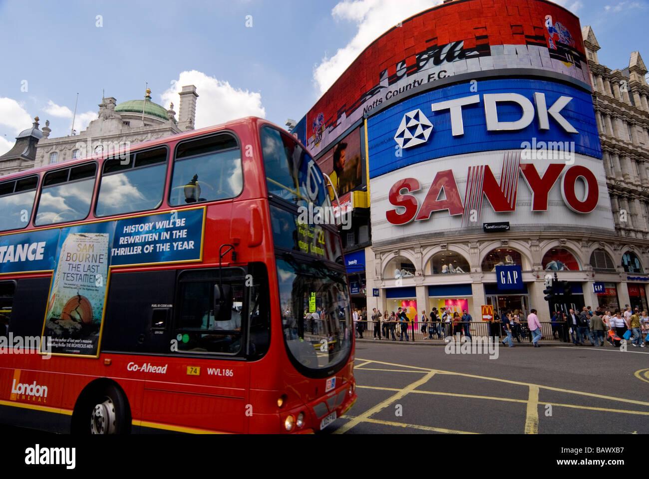 Piccadilly circus sign hi-res stock photography and images - Alamy