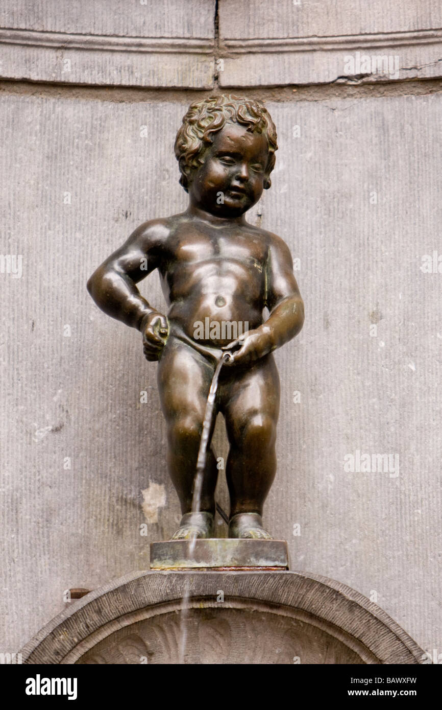 Famous Manneken Pis Statue - Brussels , Belgium Stock Photo - Alamy