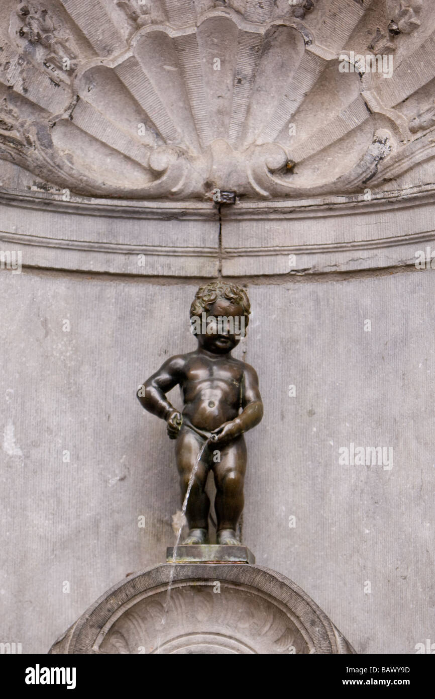 Famous Manneken Pis Statue - Brussels , Belgium Stock Photo - Alamy