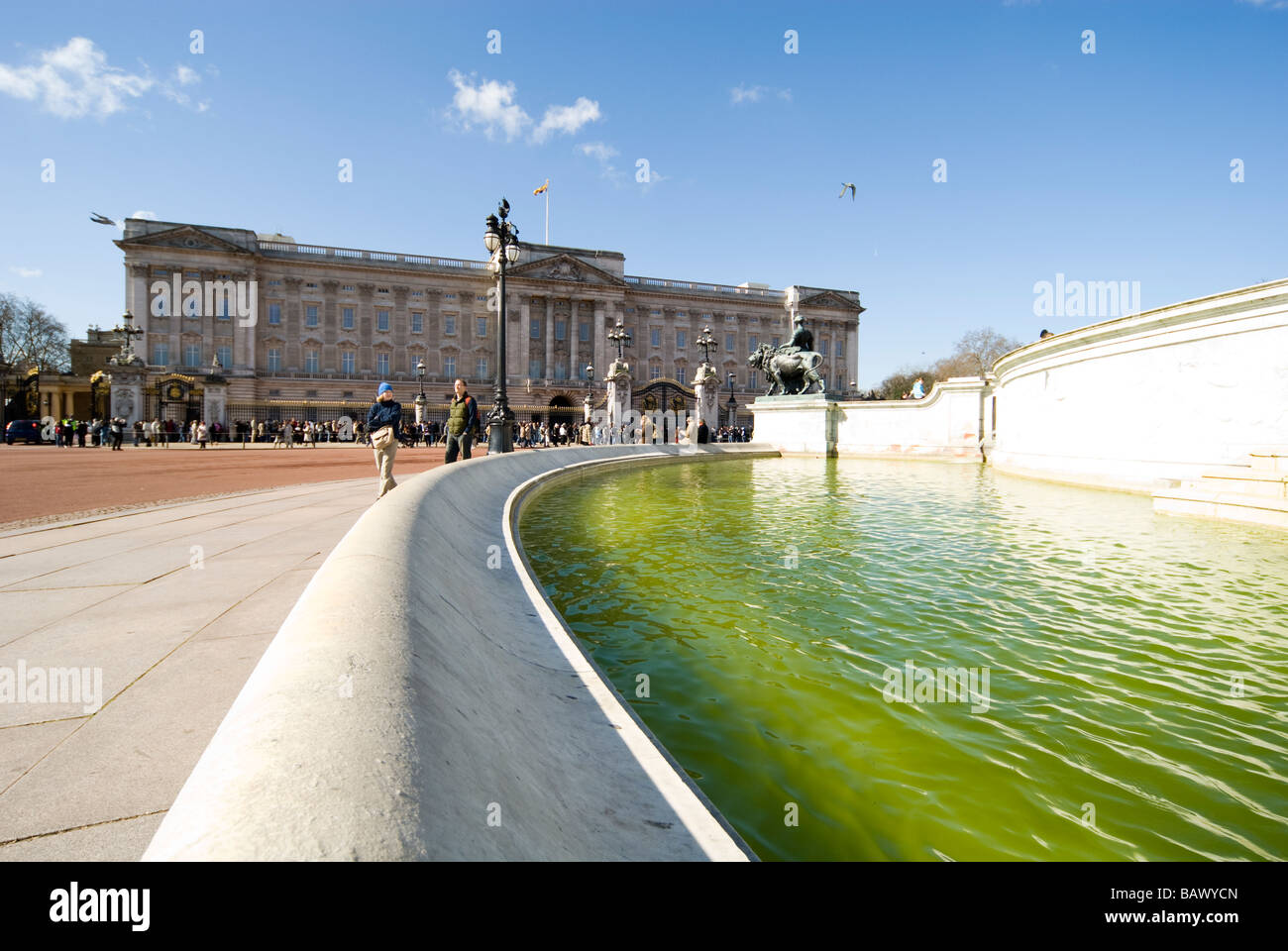 London buckingham palace exterior hi-res stock photography and images ...