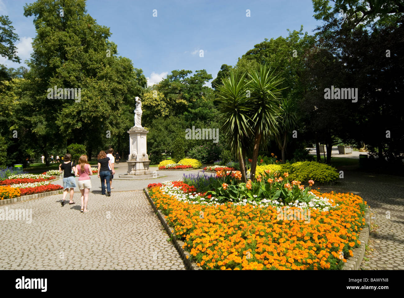 People walking in Stadtpark, Vienna Stock Photo - Alamy