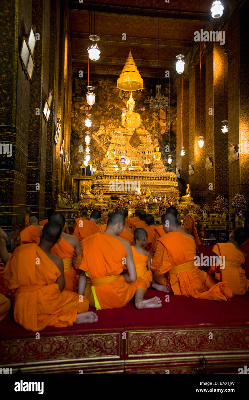 Praying buddhist monks in bangkok hi-res stock photography and images ...