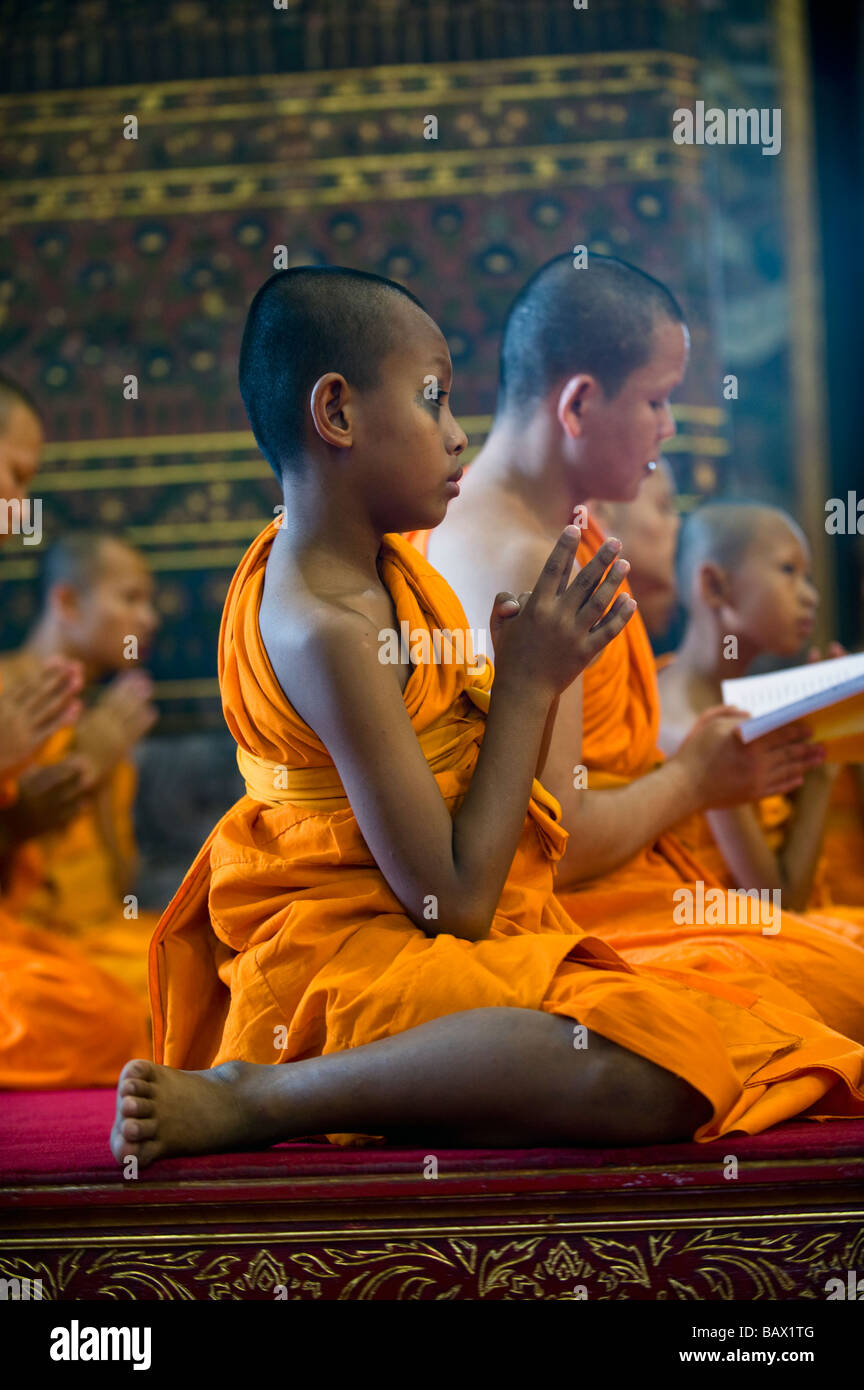 Monks praying in the main hi-res stock photography and images - Alamy