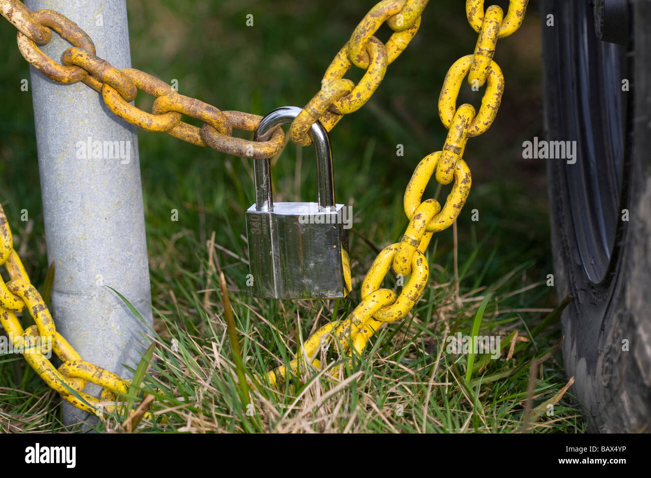 Horizontal chain hi-res stock photography and images - Alamy