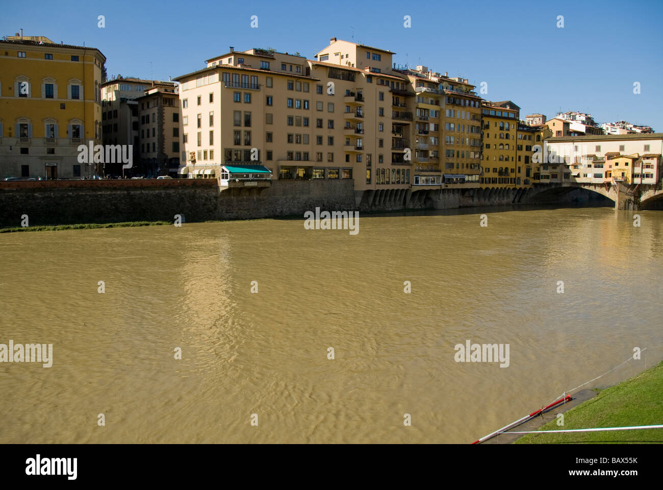 bridge ponte vecchio and arno river florence italy Stock Photo - Alamy