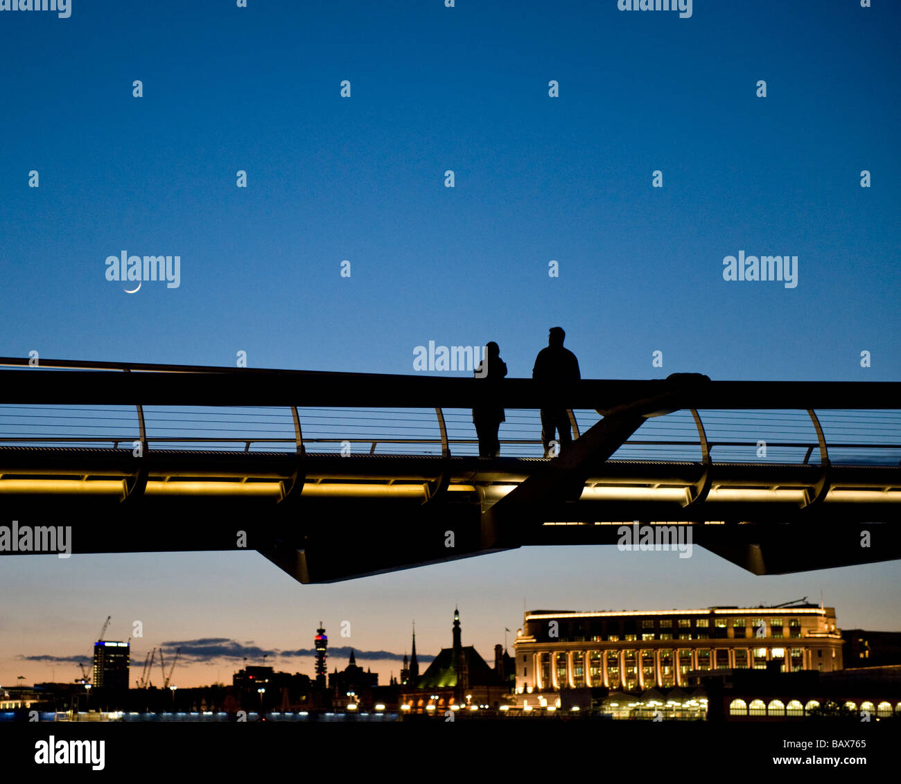 Couple silhouette moon hi-res stock photography and images - Alamy