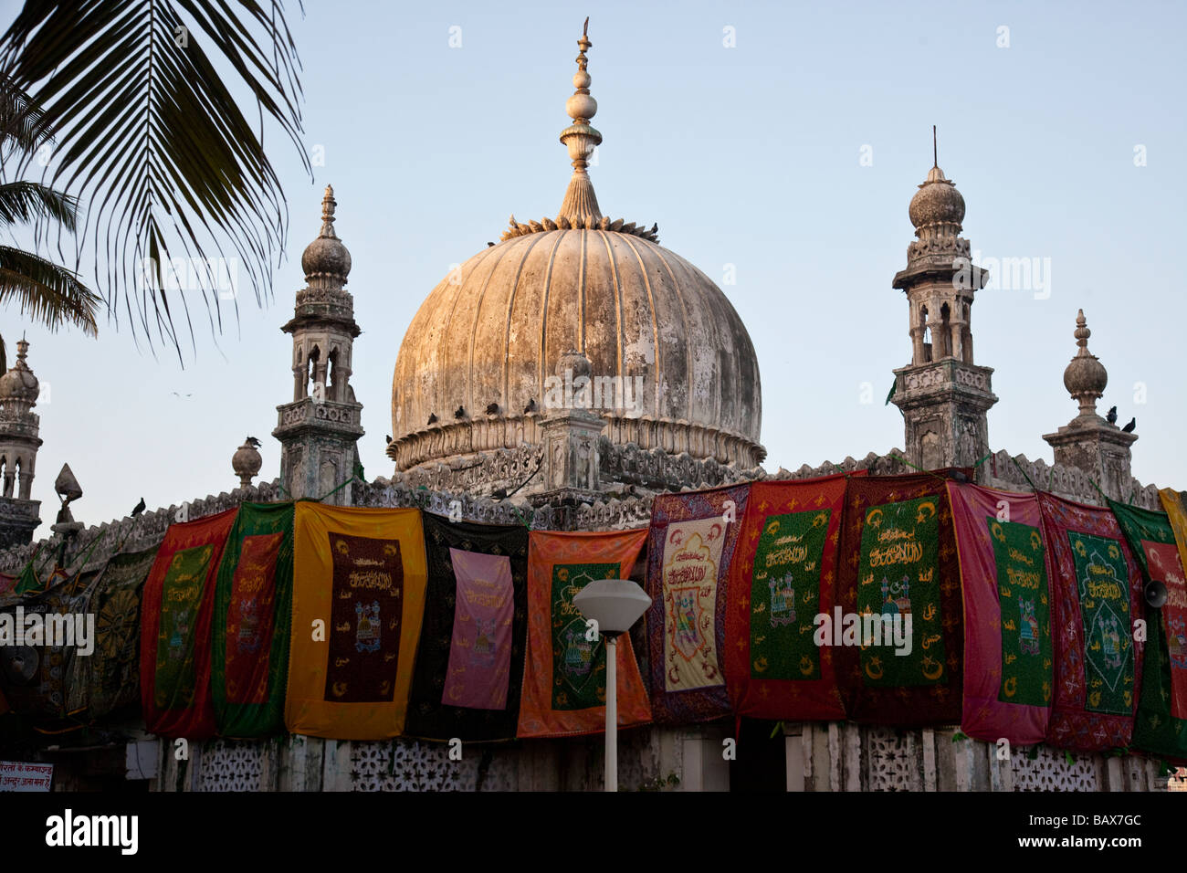 Inside the Tomb of Haji Ali Bukhari in Mumbai India Stock Photo - Alamy