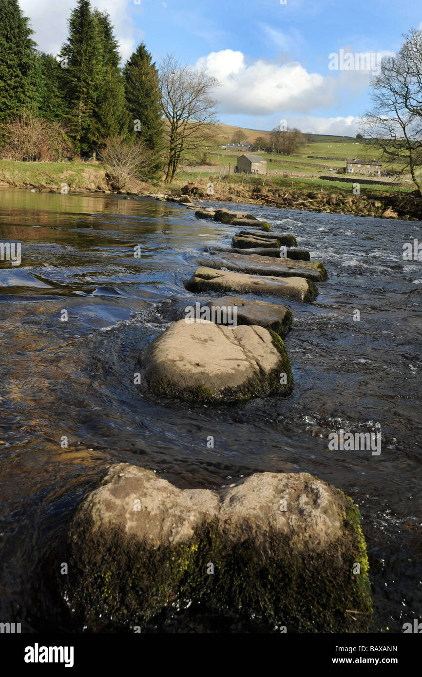 Stepping stones across a river, Burnsall, Yorkshire Dales UK Stock ...
