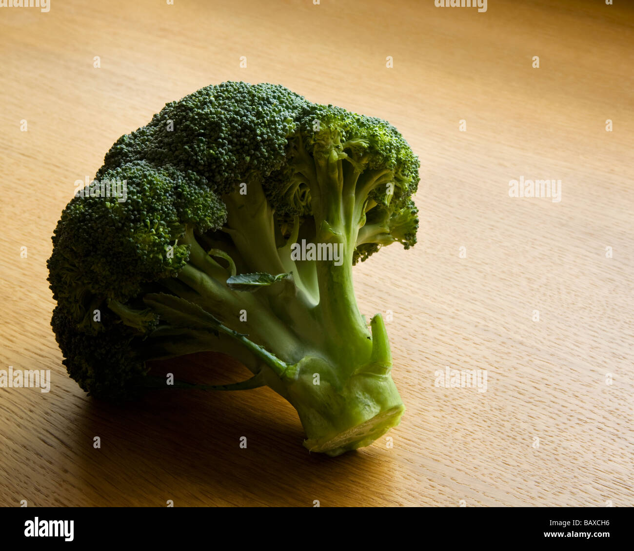 Broccoli head on wooden hi-res stock photography and images - Alamy