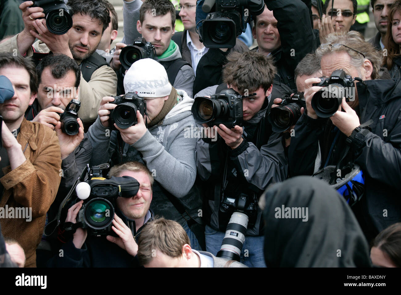 A hoard of news photographers and cameramen cover a news story Stock ...