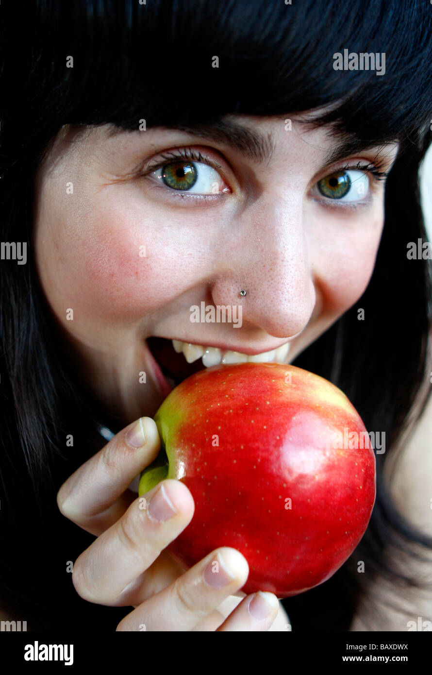 A woman eating an apple Stock Photo - Alamy